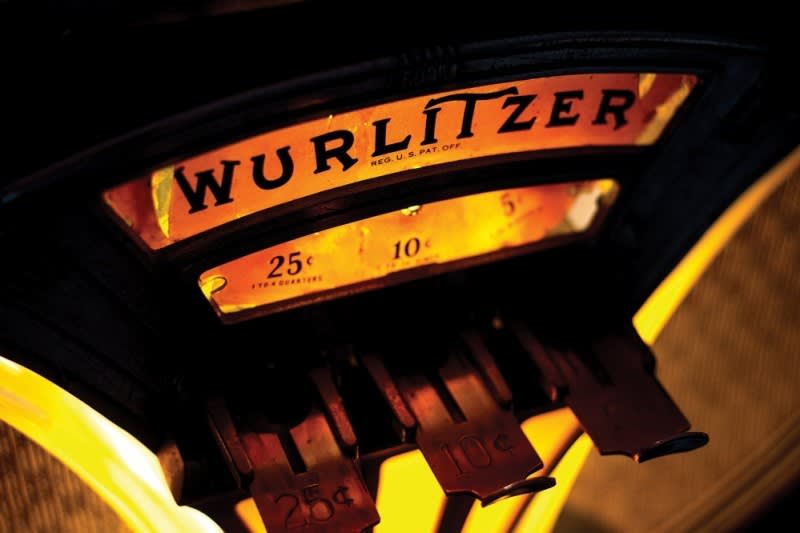 Jukeboxes: The Complete History